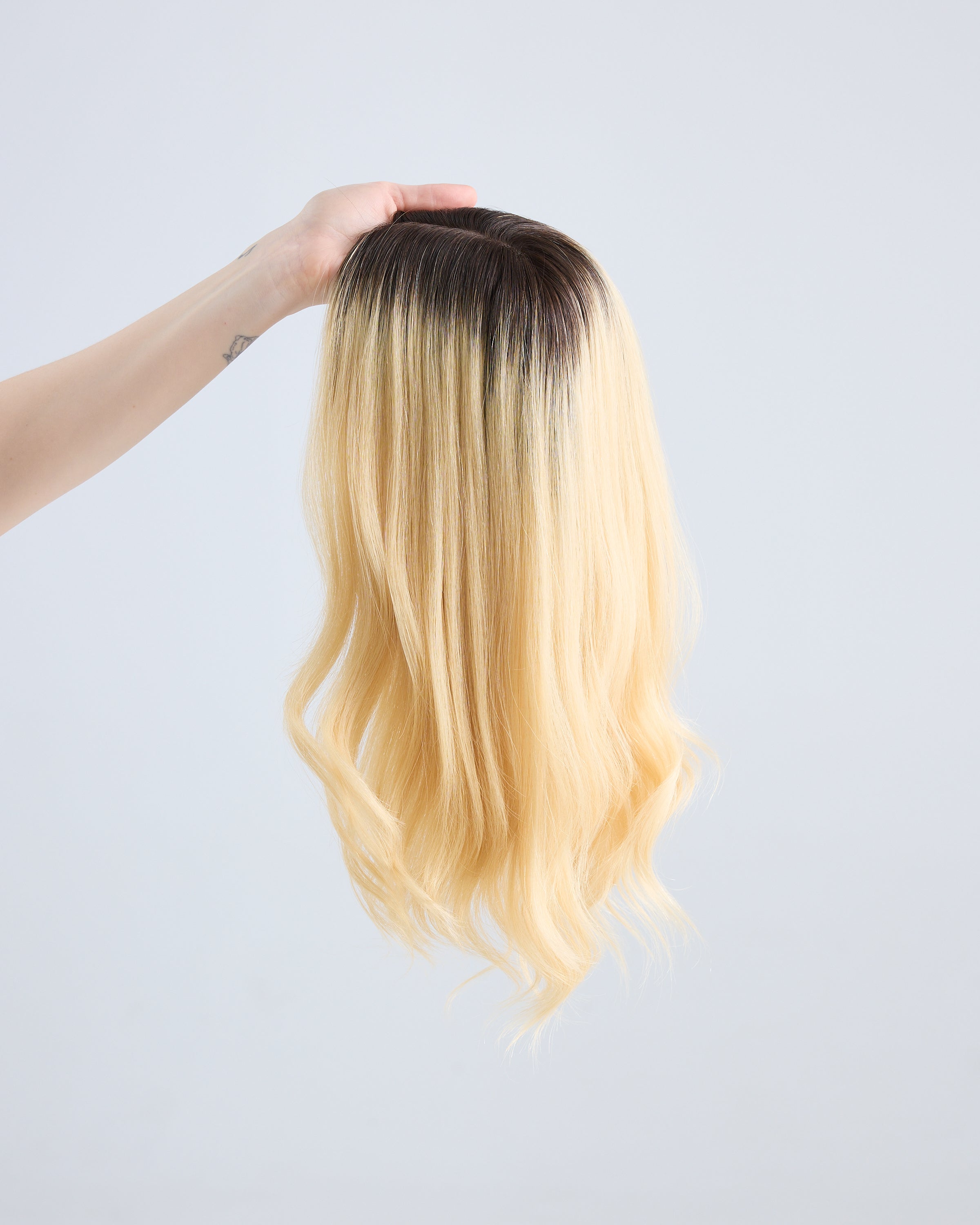 SECOND CHANCE // DARK ROOTED BLONDE TOPPER // 8x8 // 17" | Lusta